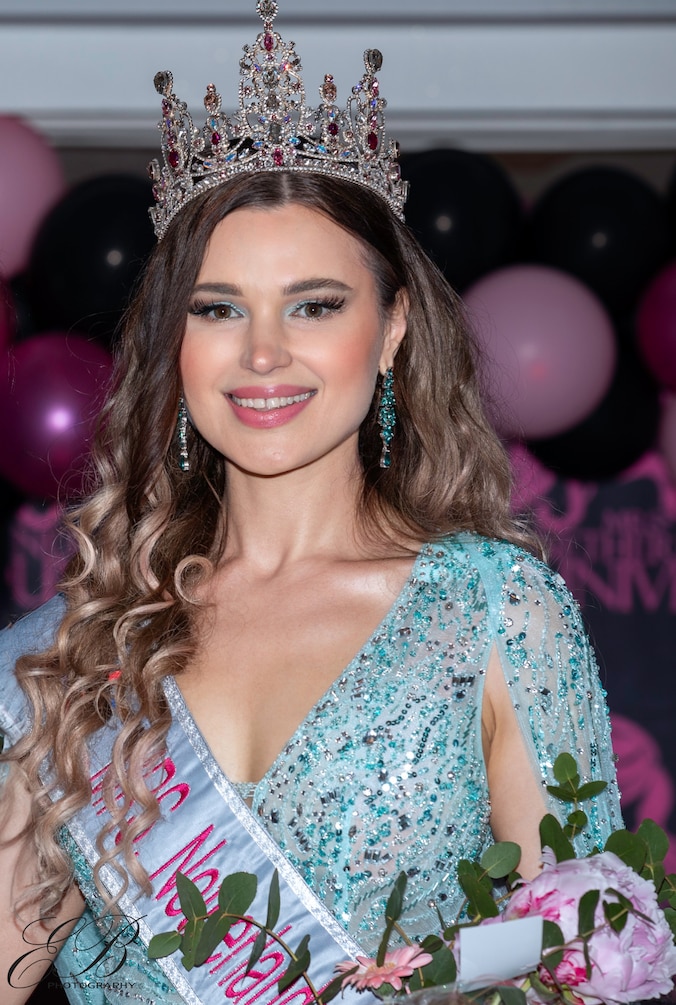 Victoria wint mrs Universe verkiezing: 'Kijk ze daar eens staan, een ...