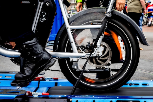 Plan voor fatbikes: minimumleeftijd van 14 jaar en verplicht een helm ...