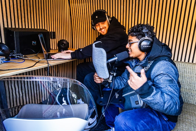 Nieuwe bus brengt muziekstudio naar Dordtse wijken: ‘Hier heb ik altijd ...