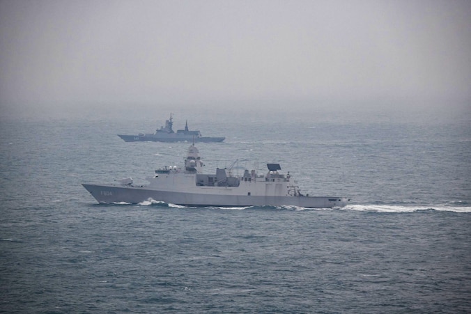 Wéér vaart Nederlands marineschip uit met kapot kanon, Zr. Ms. De ...