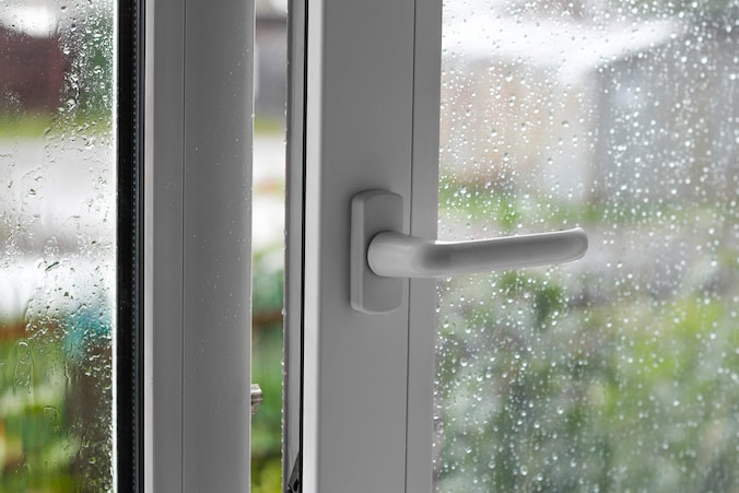 Raam open of dicht bij vochtig weer? Dit zegt de expert | Wonen | AD.nl