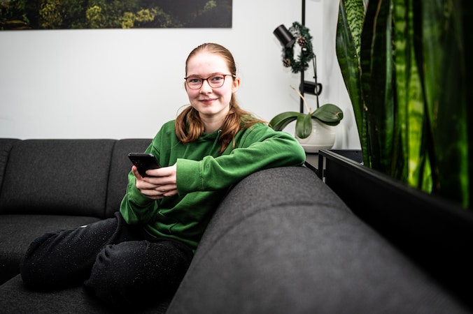 Iris (16) gaat al drie jaar niet naar school, nu koppelt ze 70.000 ...