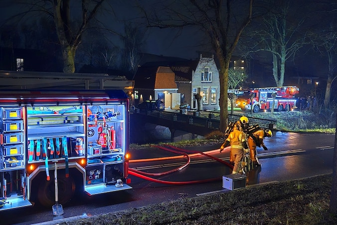 Brandweer moet slopen om woningbrand op Beneden Oostdijk in Oud ...