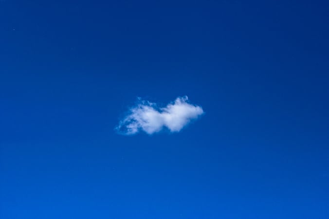 Veel ruimte voor de zon met een enkele wolk in Zeewolde in de middag ...