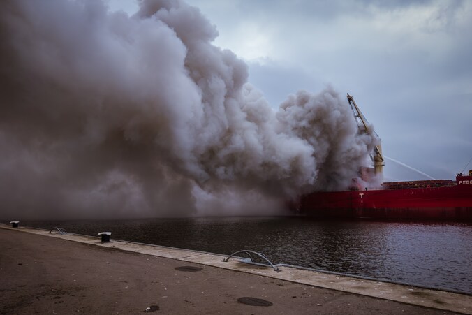 Schroot in brand aan boord van schip in het Westelijk havengebied van ...