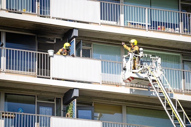 Bewoners van seniorenflat in Rotterdam-Schiebroek geëvacueerd na grote ...