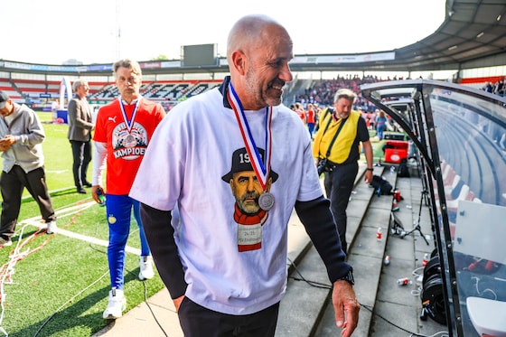 PSV-spelers gaan los met uitzinnig publiek op Stadhuisplein in ...