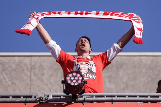 PSV-spelers gaan los met uitzinnig publiek op Stadhuisplein in ...