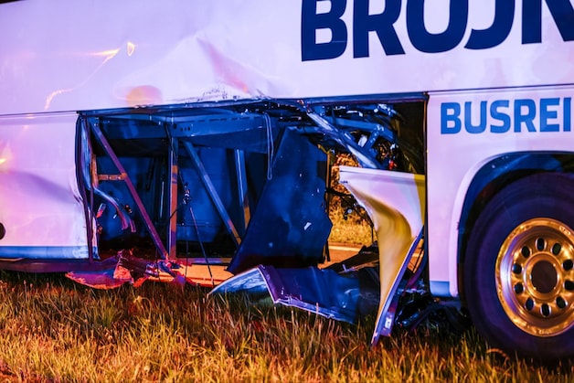 BMW doorboort touringcar bij bizarre crash: ‘Je rijdt door ijzer, hoe ...