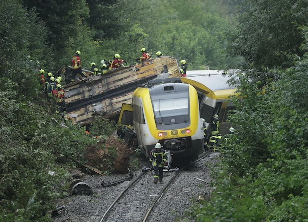 Trein ontspoord in Duitsland tijdens noodweer, 3 doden en 25 ...
