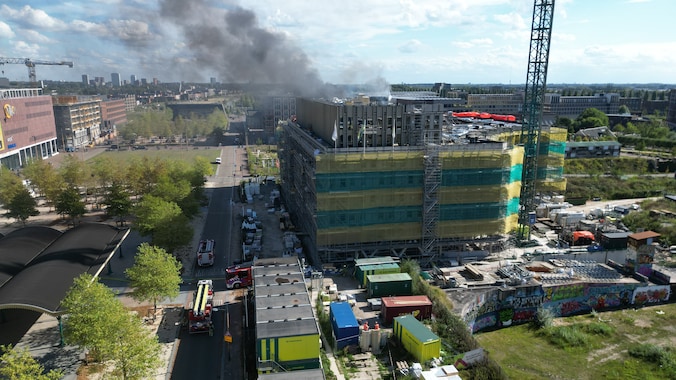 Veel rook en explosie bij grote brand op dak van gebouw Berlijnplein in ...