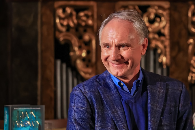 Schrijver Dan Brown verloofd met Nederlandse paardentrainer Judith ...