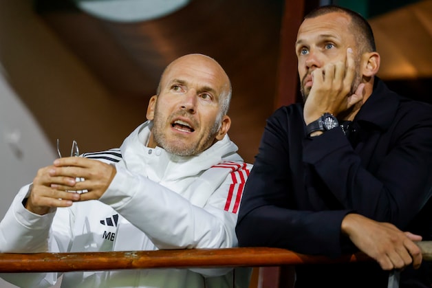 Ajax zet trainer John Heitinga op non-actief, Alex Kroes stelt functie ...