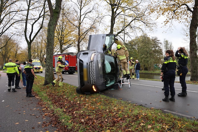 Auto op zijn kant na botsing met boom op de Kanaalweg in Leiden | Regio ...