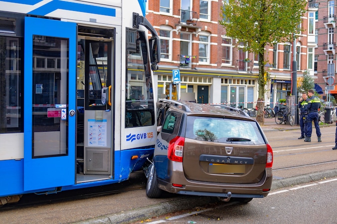 Botsing tussen tram en auto in Amsterdam: twee gewonden naar het ...