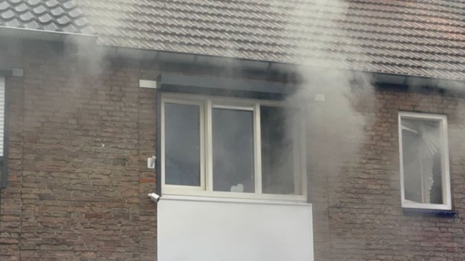 Veel rook bij woningbrand op Maanstraat in Geleen | Regio | AD.nl