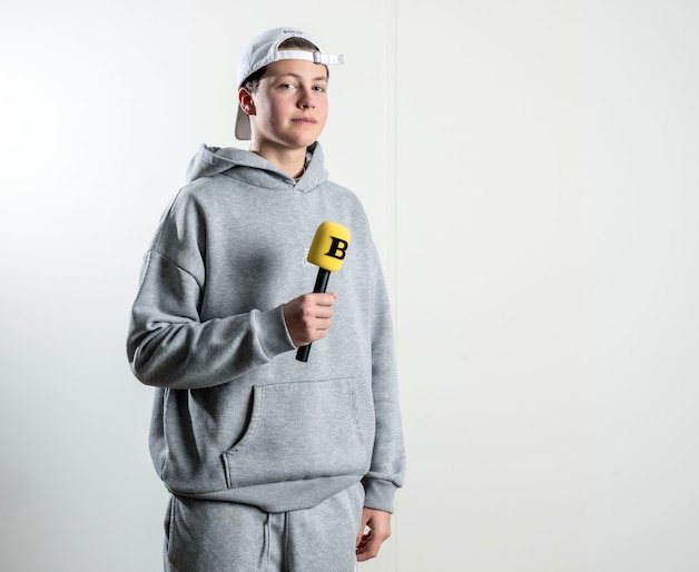 Youtuber Bender en cameraman opgejaagd door dertigtal jongeren na ...
