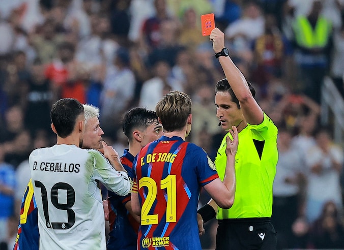 Frenkie de Jong komt weg met lichte schorsing na rood voor overtreding ...