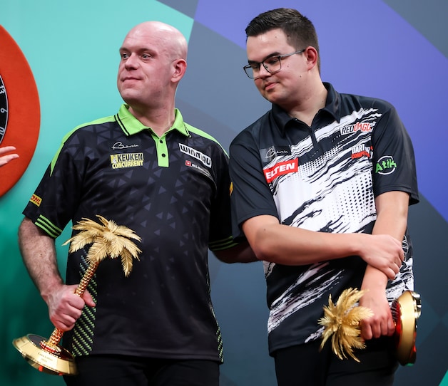 Michael van Gerwen wint prestigestrijd van Gian van Veen in Bahrein ...