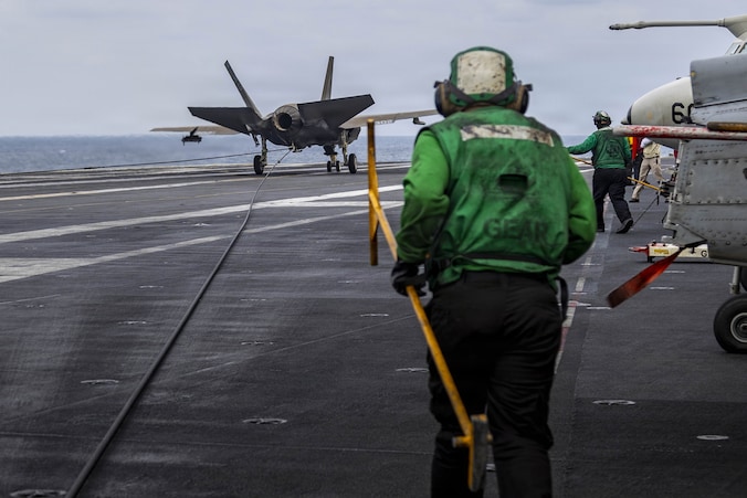 Amerikaanse F-35 schiet Iraanse drone neer die vliegdekschip ‘op ...