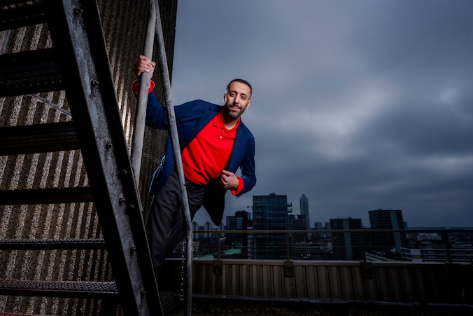 Jamal helpt jongeren die schulden hebben: ‘Ze doen enorm hun best, maar ...
