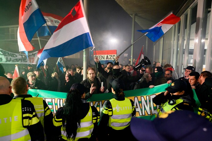 ME grijpt in bij protesten tegen azc, betogers gooien met stenen en ...