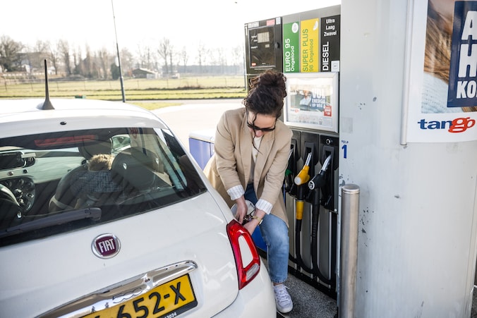 Prijs voor liter benzine loopt deze week nóg verder op tot boven de 2 ...