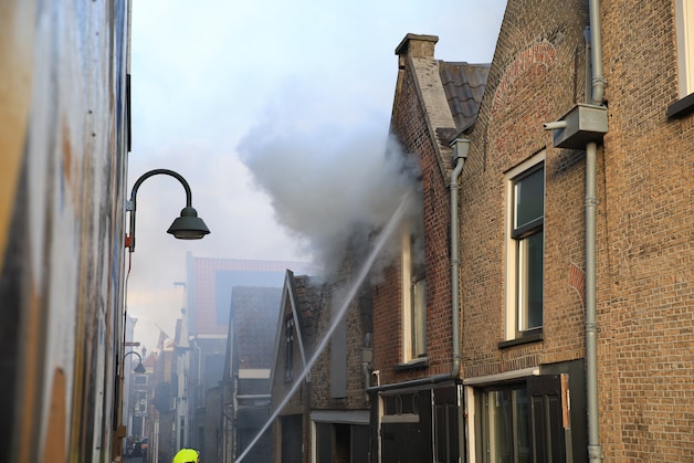 Populaire café De Gist in centrum Delft getroffen door brand, moment ...