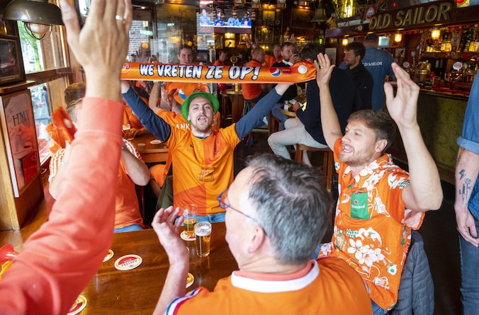 Samen voetbal kijken! Kroegen in Amsterdam mogen langer open tijdens WK ...
