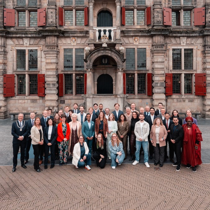 Nieuwe gemeenteraad Delft geïnstalleerd: 17 nieuwe gezichten | Regio ...