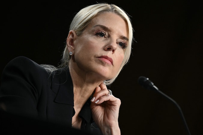 Door Trump ontslagen justitieminister Pam Bondi heeft kanker | Nieuws ...