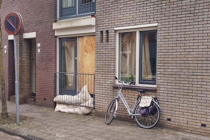 Verwarde man bedreigt bankmedewerker met ‘pistool’ en steelt ...