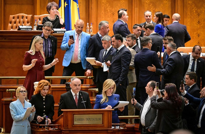 Parlement stemt Roemeense regering weg na motie van wantrouwen | Nieuws ...