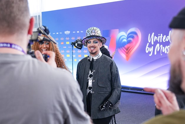 Onder zijn jasje draagt Boy George op het songfestival een heel ...