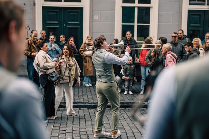 Verloren telefoon afgegeven door blikjesverzamelaar | Regio | AD.nl