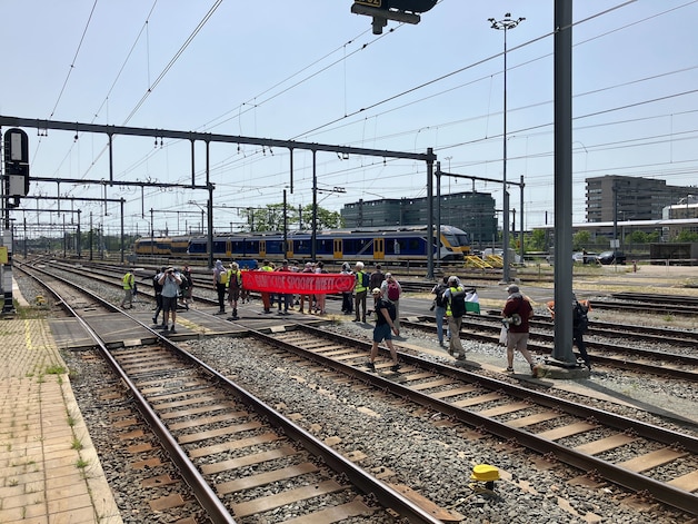 Zo werd Utrecht CS platgelegd: terwijl ene groep demonstranten leuzen ...