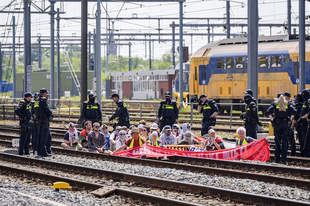 Zo werd Utrecht CS platgelegd: terwijl ene groep demonstranten leuzen ...