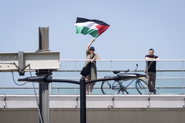 Zo werd Utrecht CS platgelegd: terwijl ene groep demonstranten leuzen ...