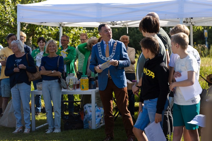 Eerste bijenburcht van Friesland geopend in Goingarijp | Regio | AD.nl