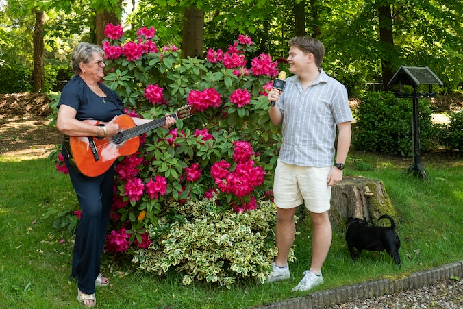 Na het verlies van zijn moeder werd de band nóg hechter: Joe en oma ...
