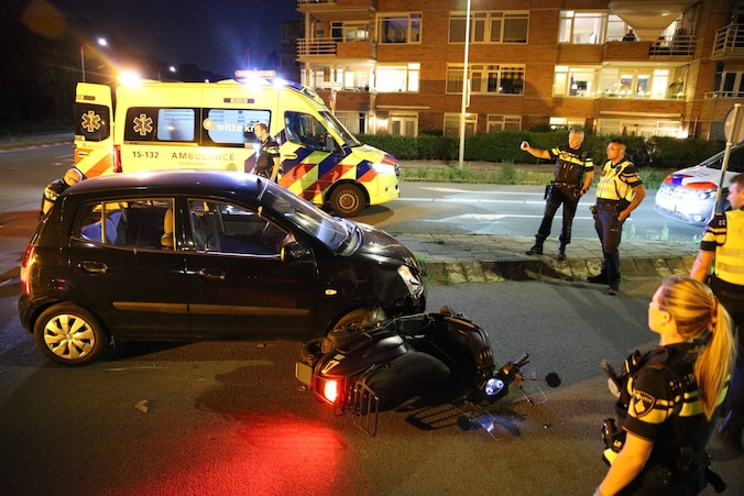 Scooterrijder voor controle naar ziekenhuis na botsing met auto op ...