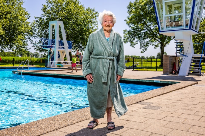 Hetty (88) trekt nog steeds trouw haar baantjes: ‘Ik ben altijd blij ...