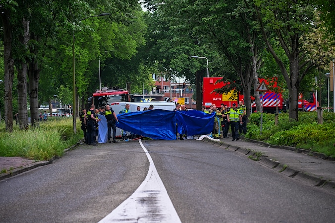 Gewonde nadat bestelbusje kantelt in Gouda, traumahelikopter geland ...