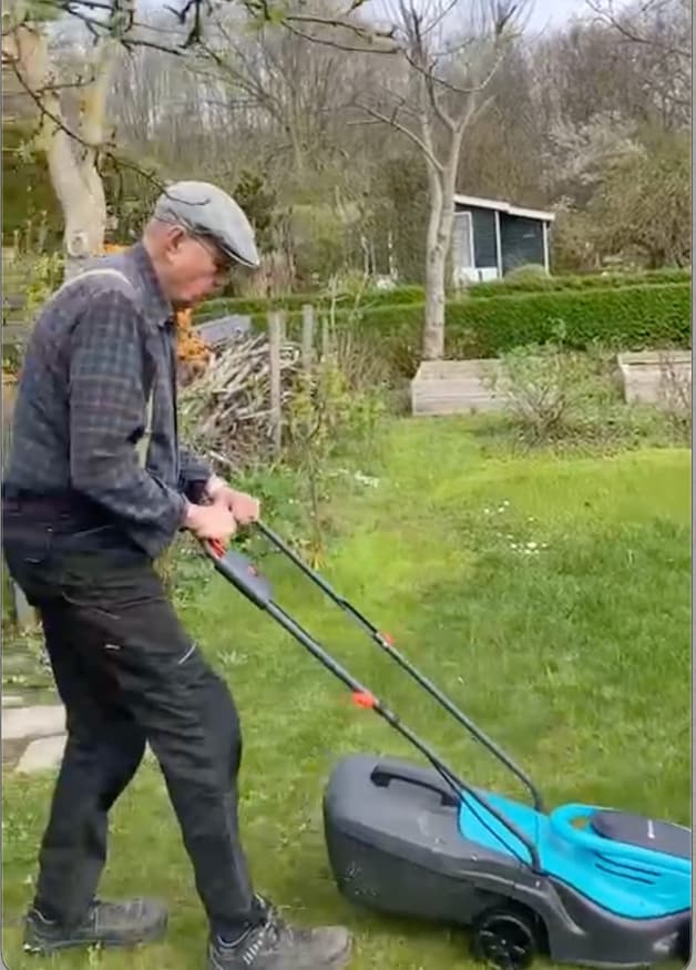 Elly en Mariëlle delen een tuin en hun mannen tuinieren gezellig mee ...