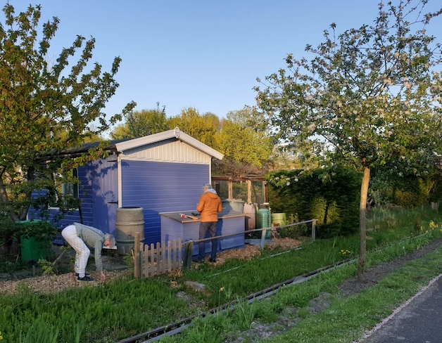 Elly en Mariëlle delen een tuin en hun mannen tuinieren gezellig mee ...