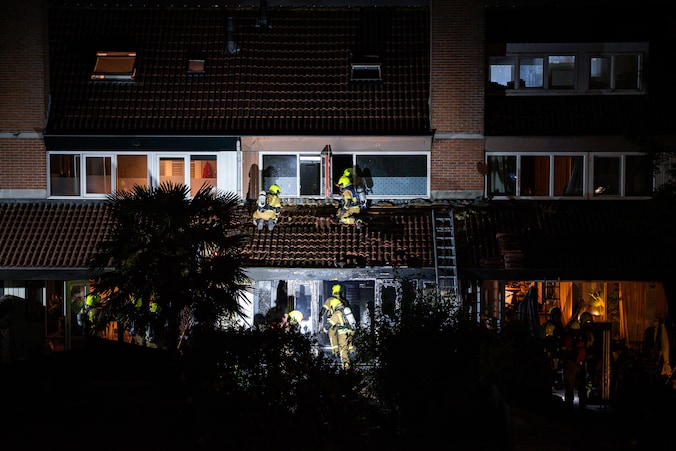 Vier gewonden bij uitslaande brand aan de Kreeft in Hellevoetsluis ...