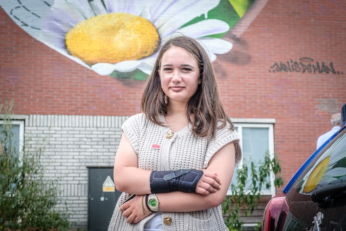 Derya (14) ziet kunstwerk over toeslagenaffaire onthuld: ‘Cool’, maar ...