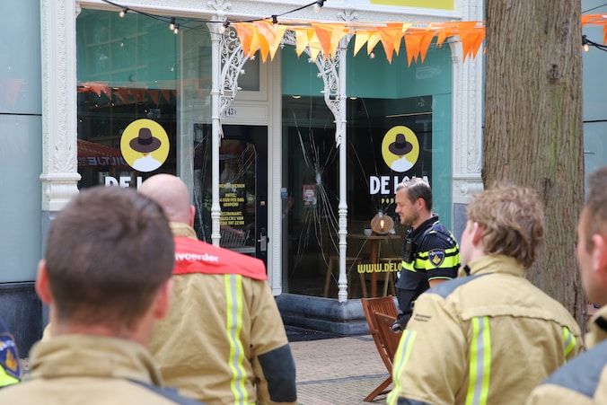 Man slaat meermaals met hamer in op glazen pui van hotel in Den Haag ...