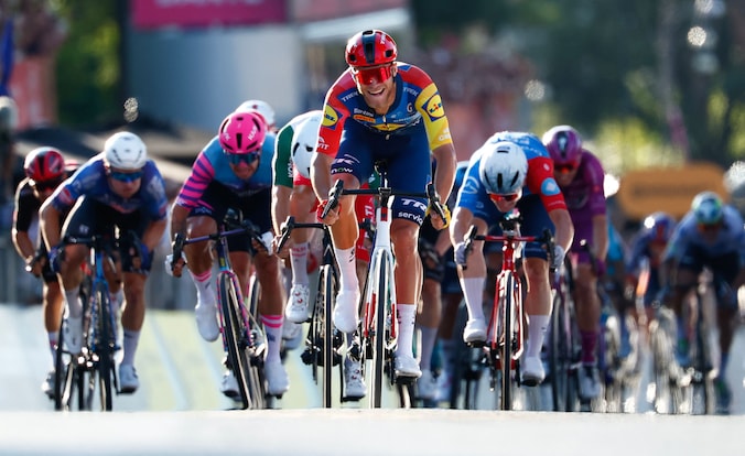Dylan Groenewegen komt tekort en ziet Jonathan Milan juichen in Rome ...