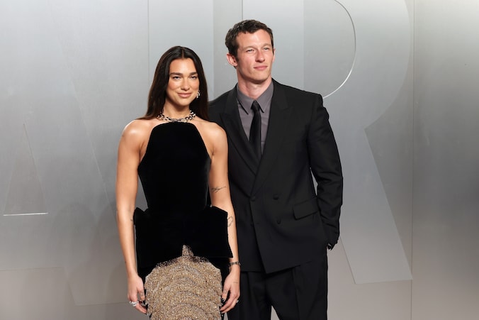 Dua Lipa met Callum Turner getrouwd in Londen | Show | AD.nl